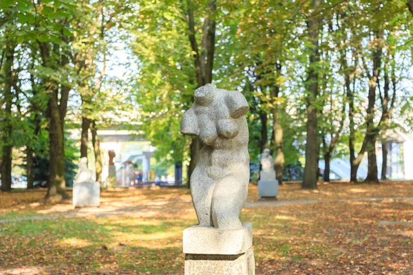 La escultura en el parque fotos de stock, imágenes de La escultura en el parque sin royalties ...