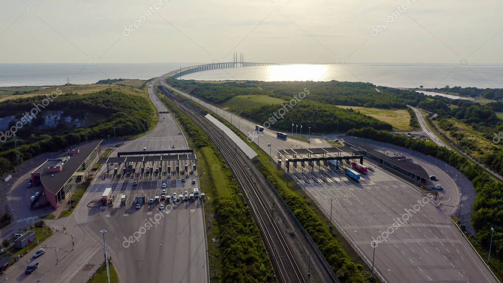 Malmo, Suecia. Punto de pago del coche. Puente Oresund. Un largo túnel y puente con una isla ...