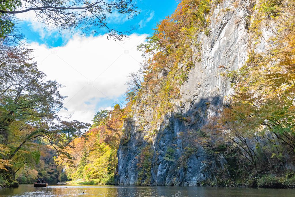 Geibi Gorge (Geibikei) Otoño follaje paisaje vista en día soleado ...
