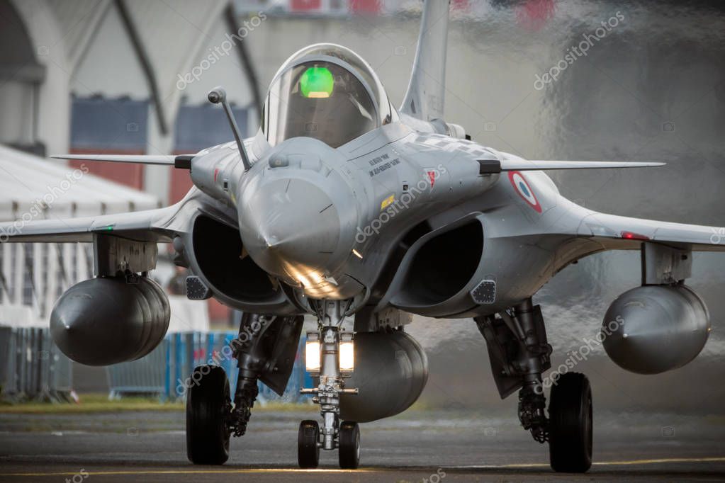 Avi n de combate Dassault Rafale de la Fuerza A rea Francesa en rodaje a la pista durante el ...