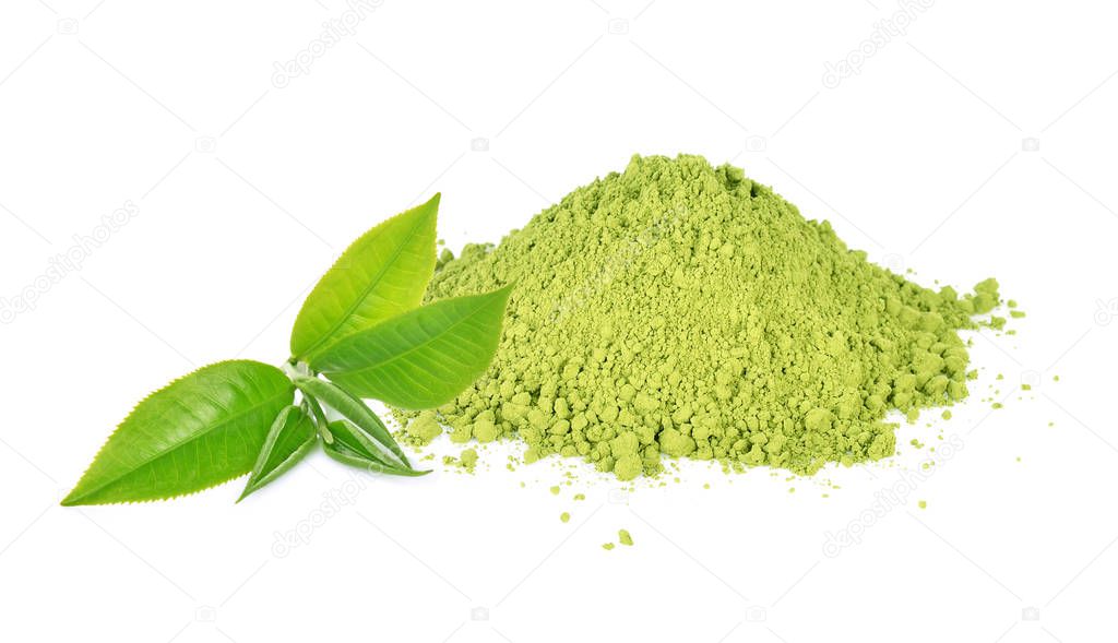 Hoja de té verde y polvo de matcha aislados sobre fondo blanco. 2023