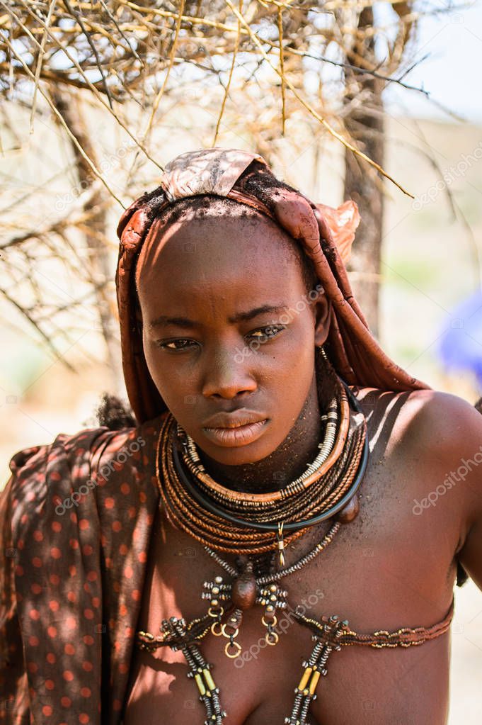 KAMANJAB, NAMIBIA - 07 DE SEPTIEMBRE DE 2015: Mujer no identificada de la tribu Himba. Los Himba ...