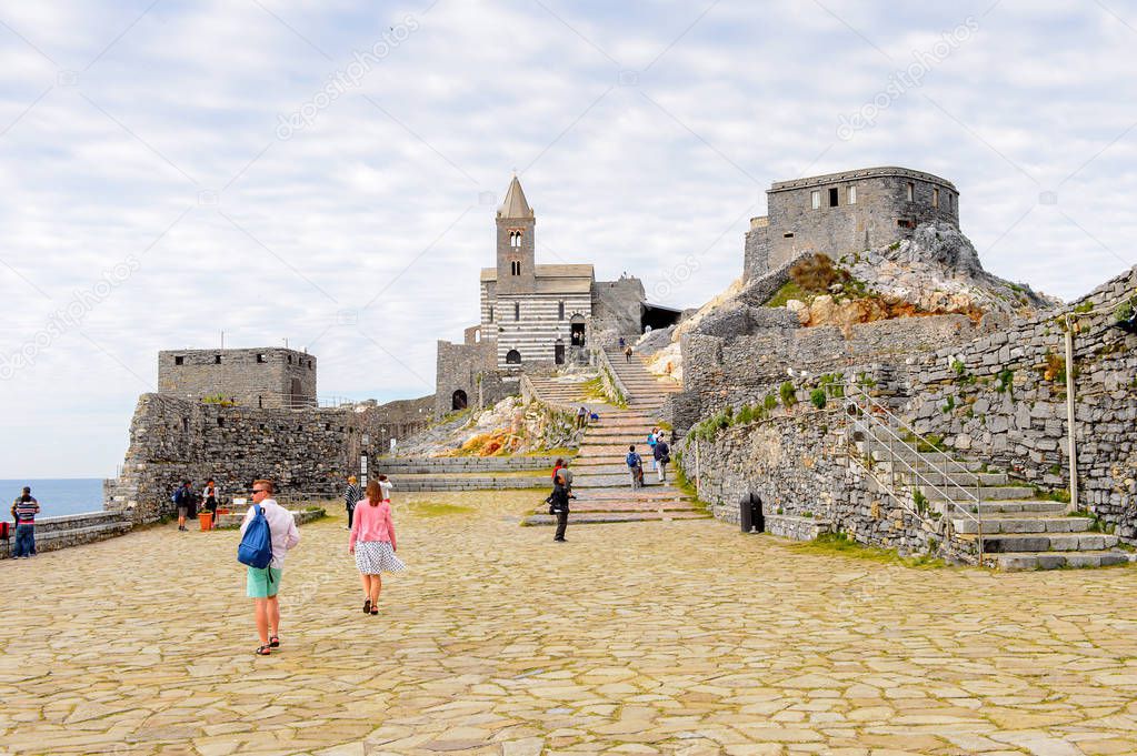 PORTO VENERE, ITALIA - 5 DE MAYO DE 2016: Iglesia de San Pedro en Porto ...