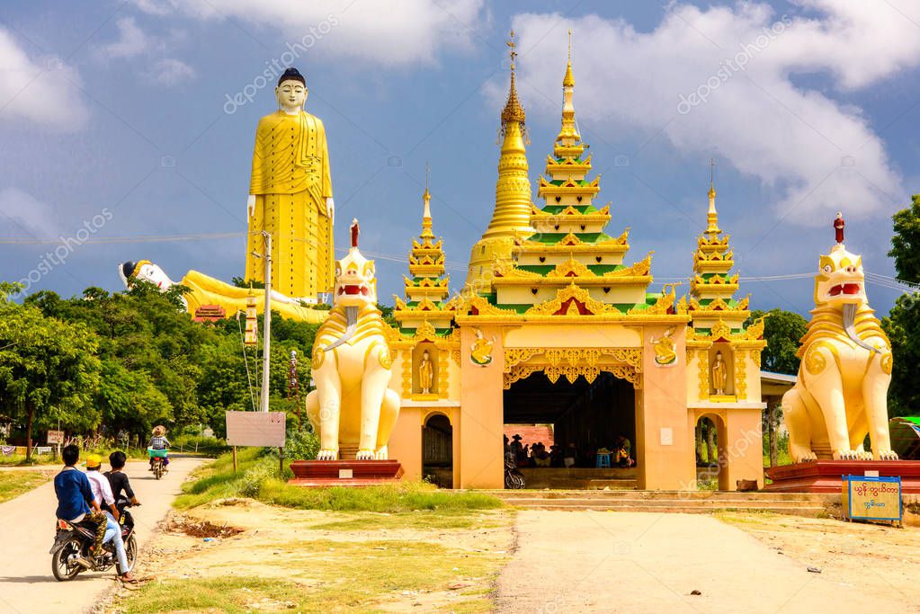 MONYWA, MYANMAR - 27 AGO 2016: Maha Bodhi Ta Htaung, una famosa región y monasterio budista ...