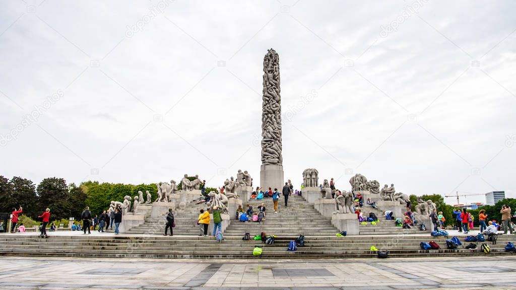 OSLO, NORUEGA - SEP 16,2016: Parque Frogner, famoso por las estatuas ...