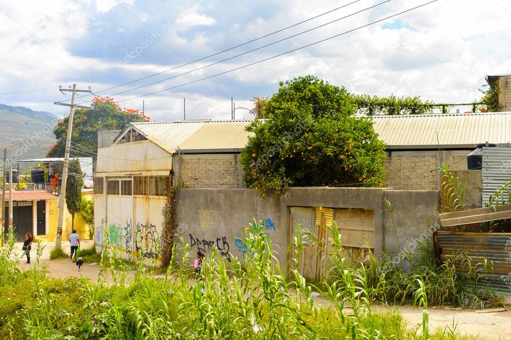 OAXACA, MÉXICO - 31 DE OCTUBRE DE 2016: Arquitectura colorida típica de ...