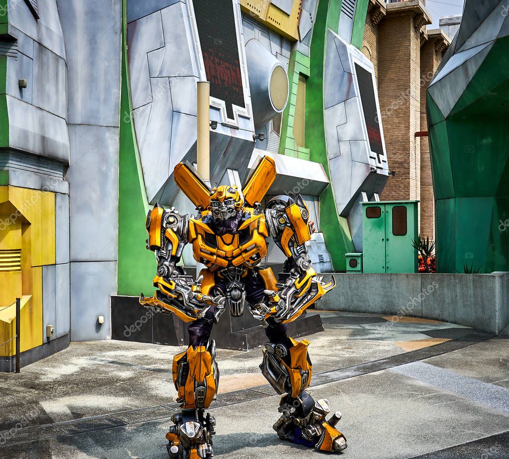 El modelo robot transformador de abejorros posando para la fotograf a en los Universal Studios ...