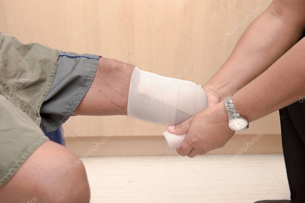 debajo del vendaje de muñón de rodilla, amputado BKA con preparación de ...