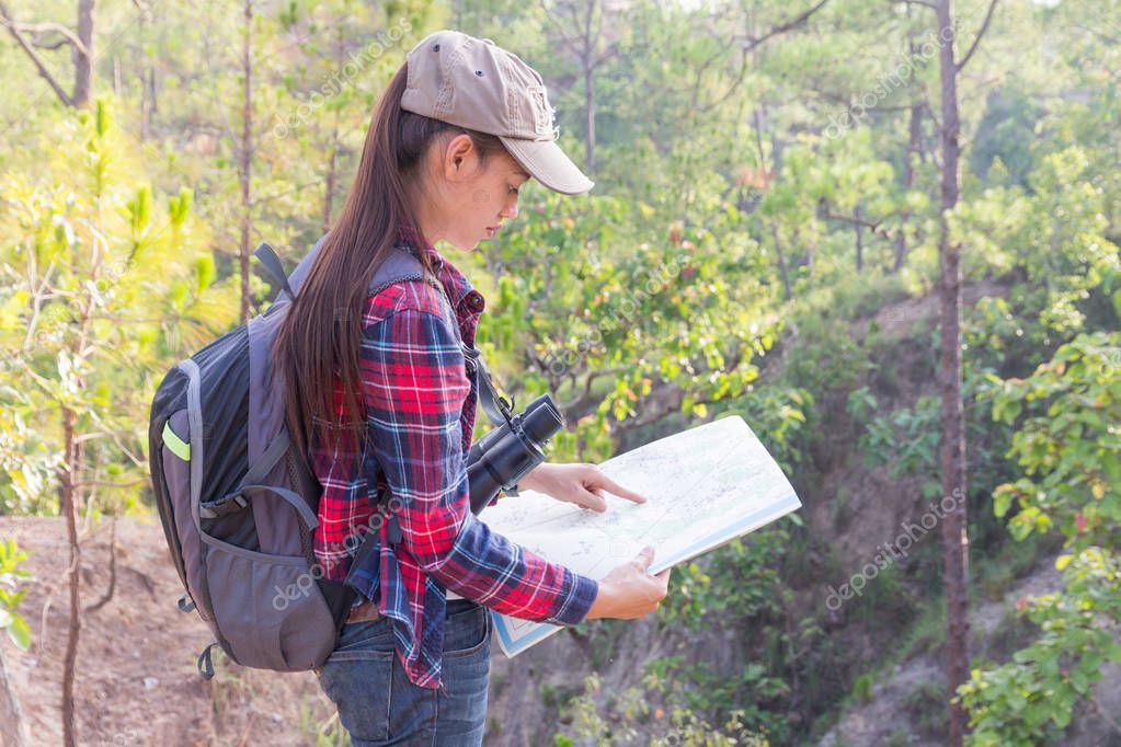 Las excursionistas ven un mapa de senderos naturales. 2023