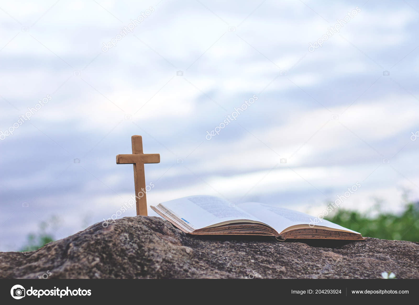 Cross Bible Rock Worship Sins Prayer — Stock Photo © Tinnakorn #204293924