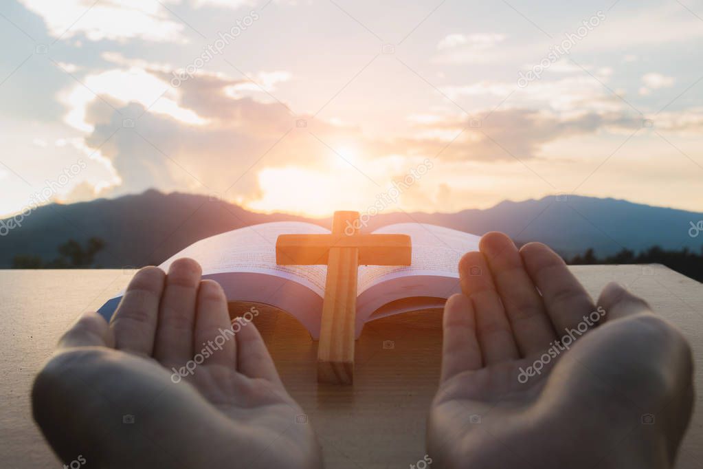 Las manos humanas abren la adoraci n de la palma, la Biblia abierta, el guion borroso con ...