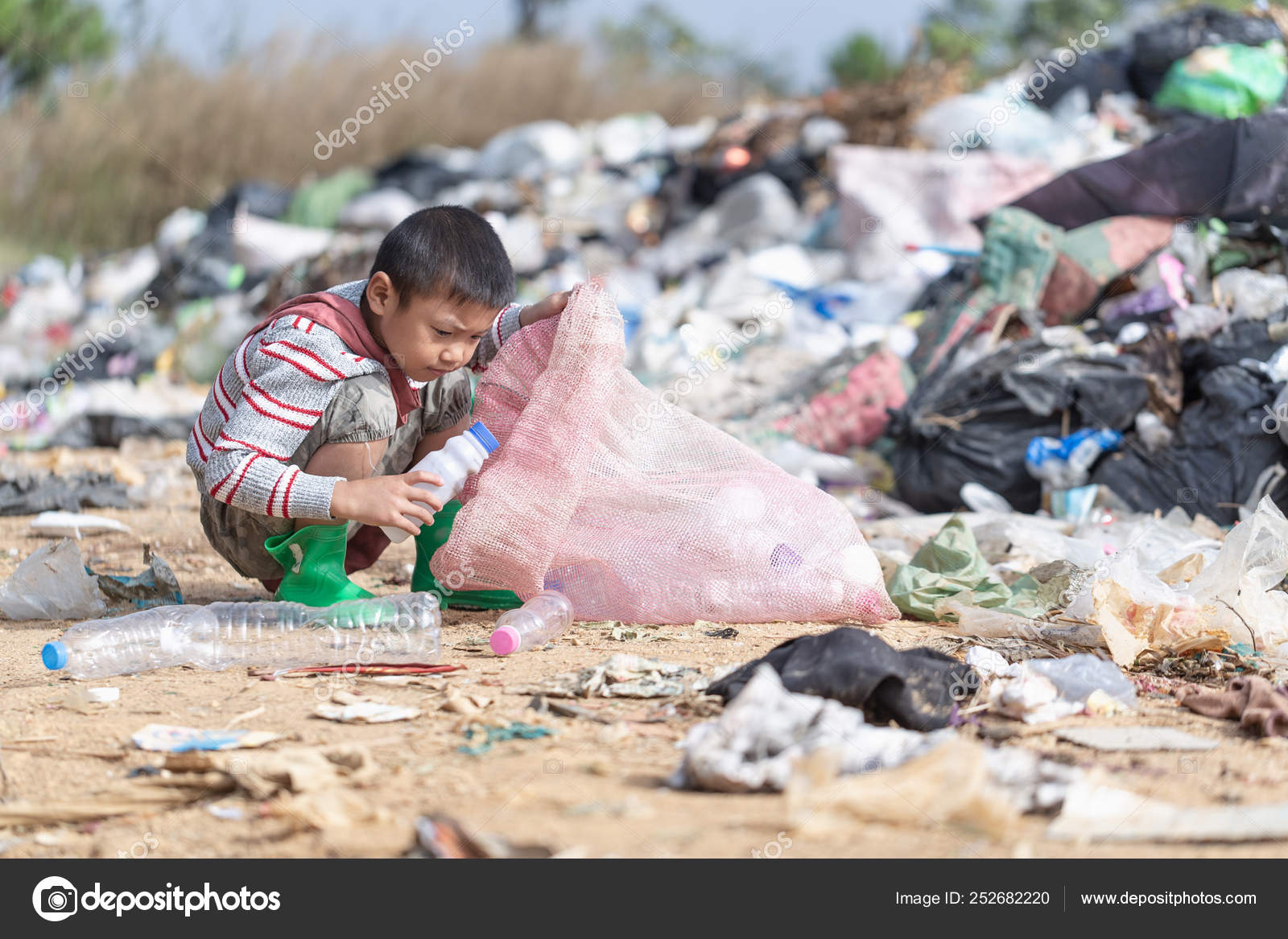 Poor children collect garbage for sale because of poverty, Junk — Stock ...