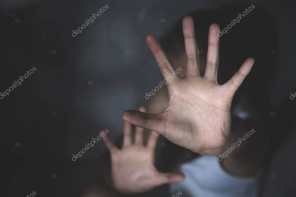 Mujer Levantó La Mano Para Disuadir Detener El Abuso Sexual Concepto