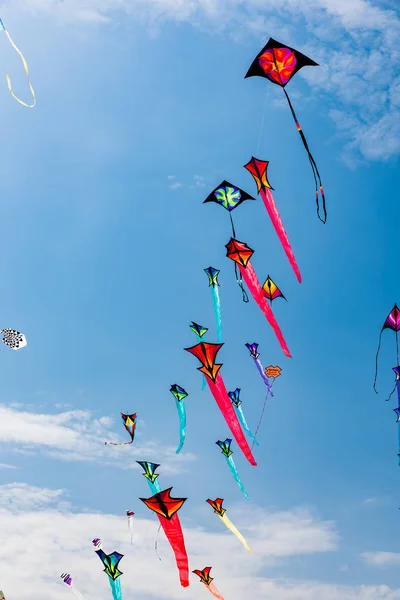 Familia volar chiringas fotos de stock, imágenes de Familia volar ...