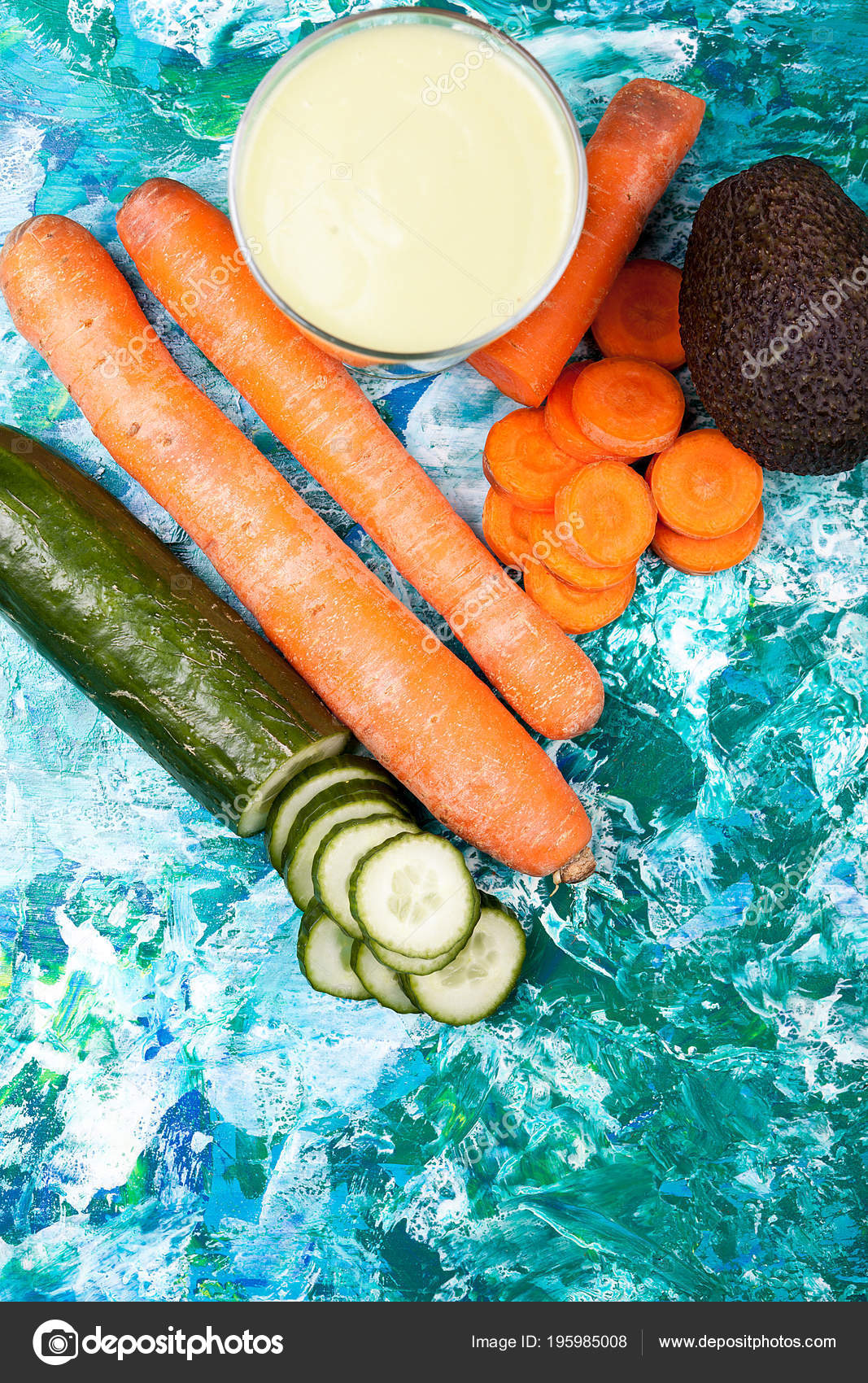 Glass of detox juice next to cucumber, carrots and avocado — Stock ...
