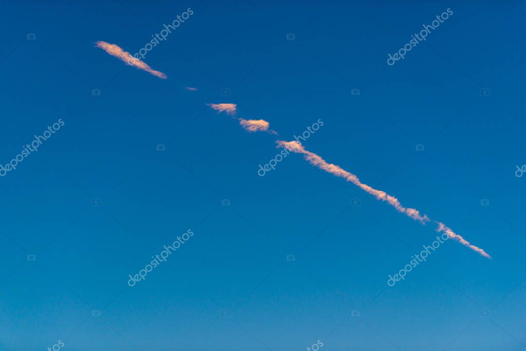 Observación de la vista del avión volando alto en el cielo 2022