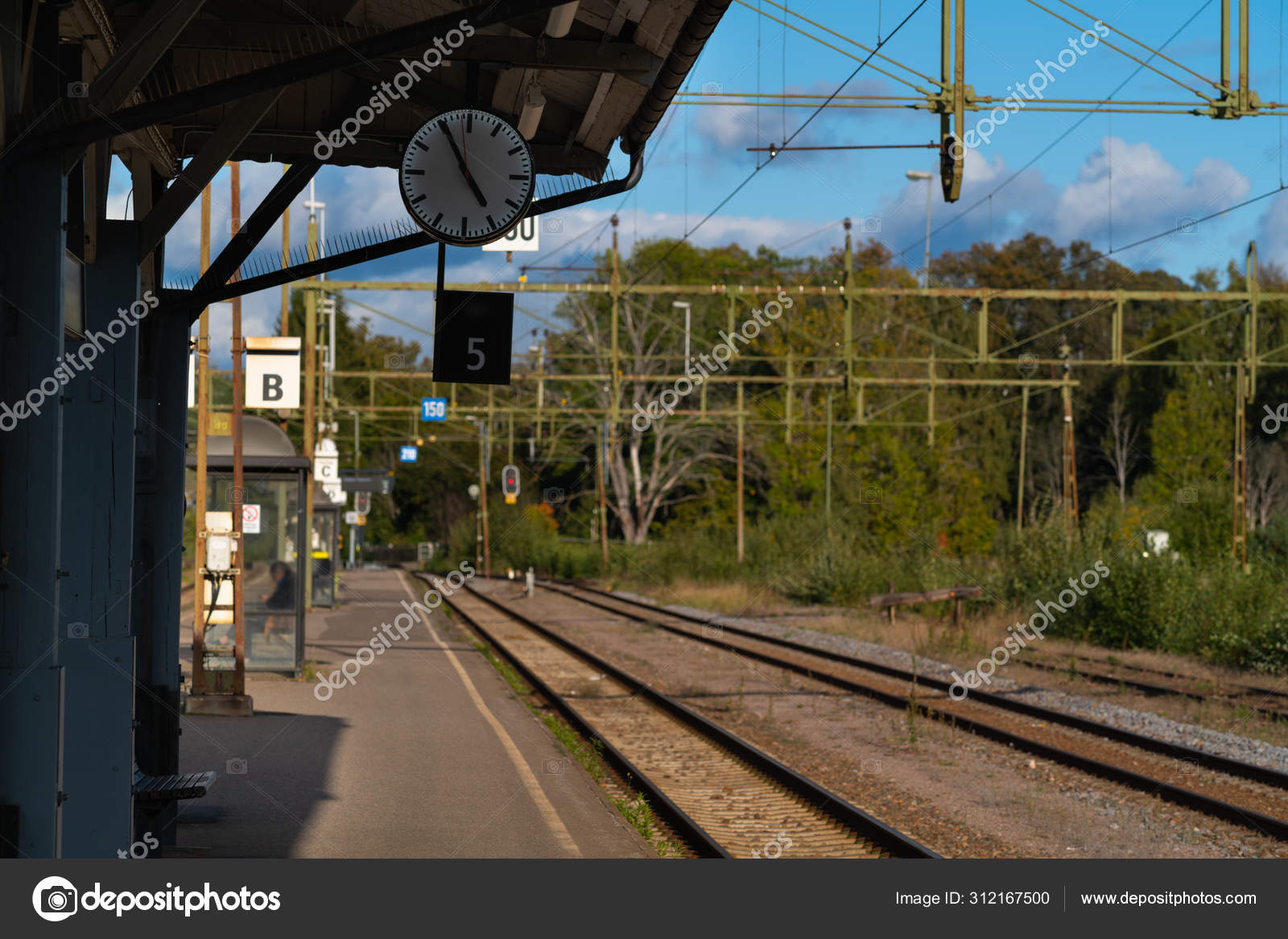 Deserted platform at a train station — Stock Editorial Photo ...