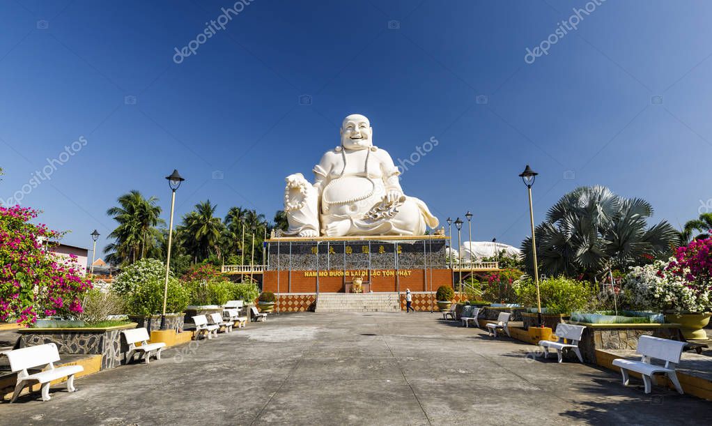 Gran estatua de Buda blanco en la propiedad del templo de Buda en My ...