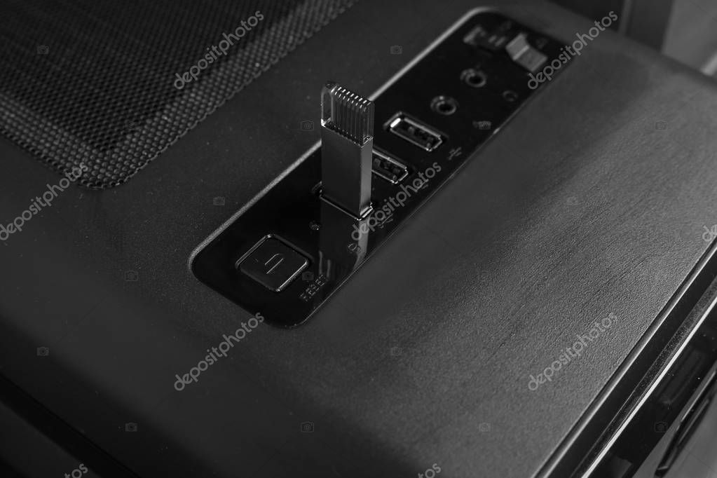 Unidad de memoria flash USB conectada a un puerto de computadora. USB 3 ...