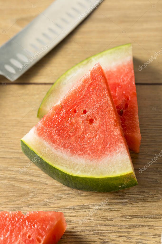 Rebanadas de sandía sin semillas orgánicas rosadas crudas para el ...