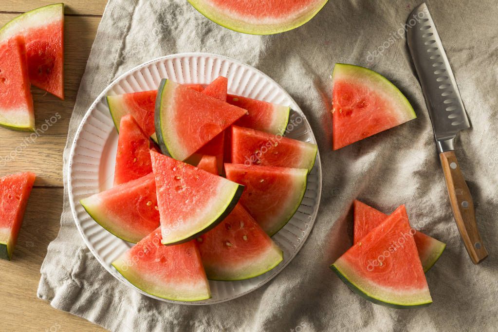 Rebanadas de sandía sin semillas orgánicas rosadas crudas para el ...