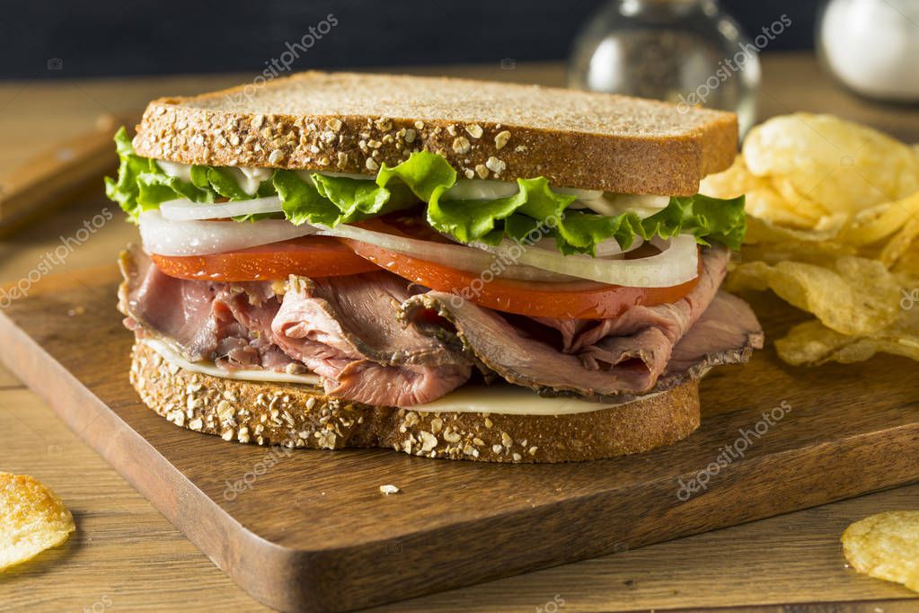 Sandwich casero de carne asada Deli con lechuga y tomate 2022