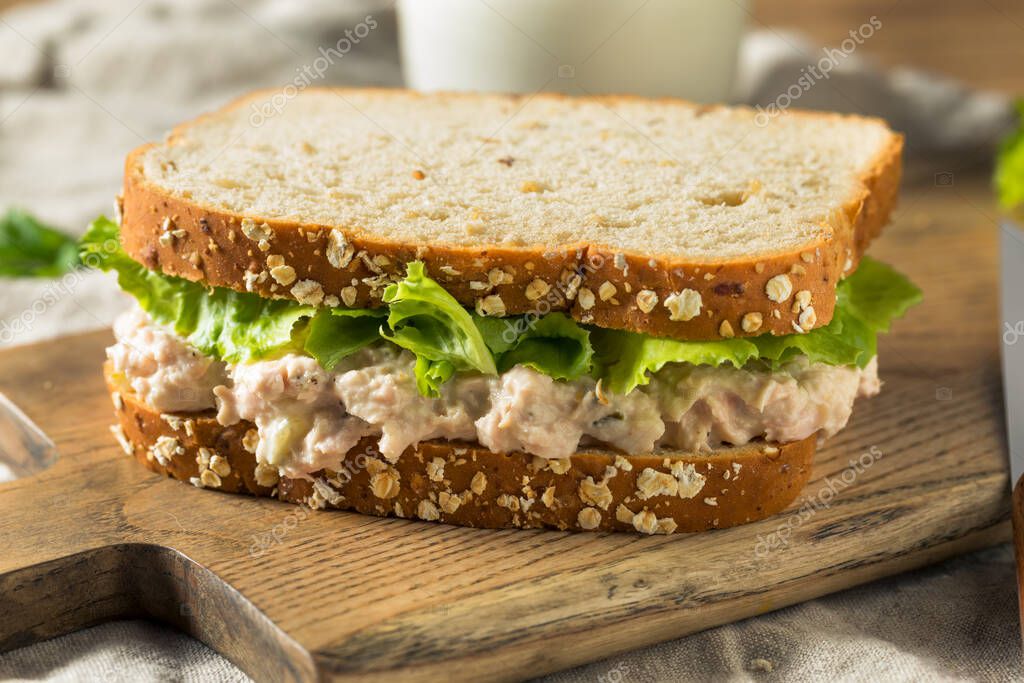 Sandwich casero de ensalada de atún fresco con lechuga 2024
