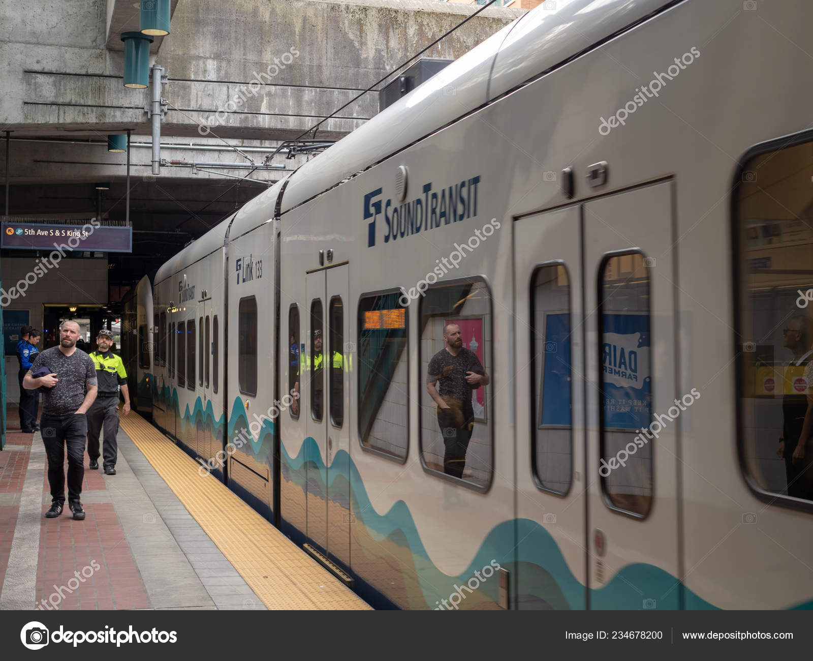 Passengers set to board the Sound Transit Link light rail train — Stock ...