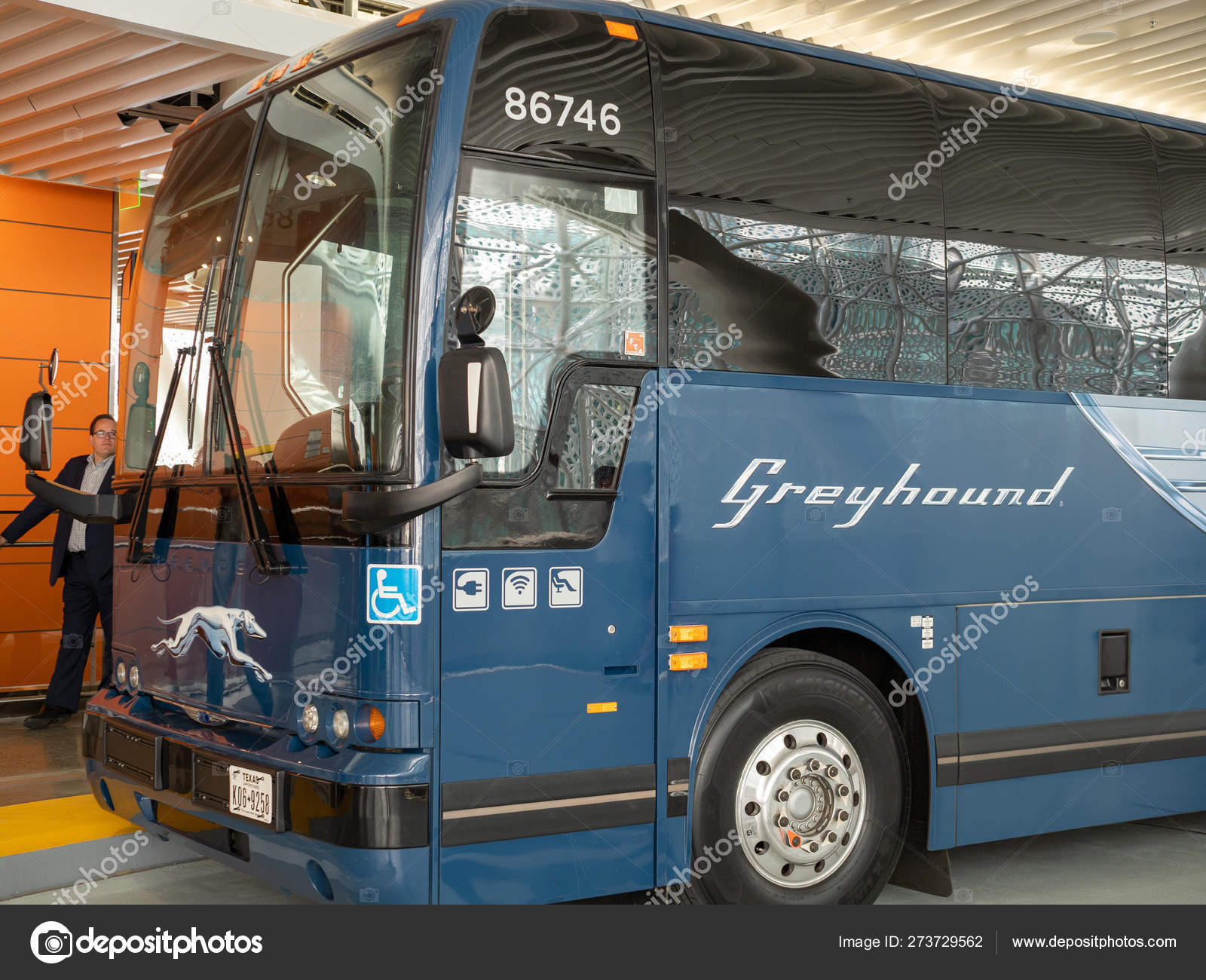 Frente a Greyhound autobús interurbano con pasajeros abordando para el ...
