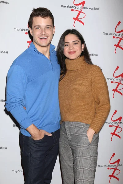 LOS ÁNGELES - 17 DE ENERO: Michael Mealor, Sasha Calle at the Young and the Restless celebra 30 ...