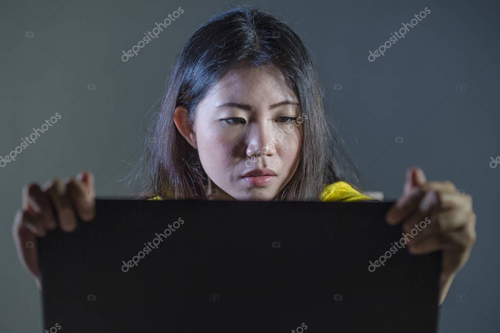 joven mujer bastante concentrada y enfocada mirando estresada y asustada viendo o leyendo algo ...