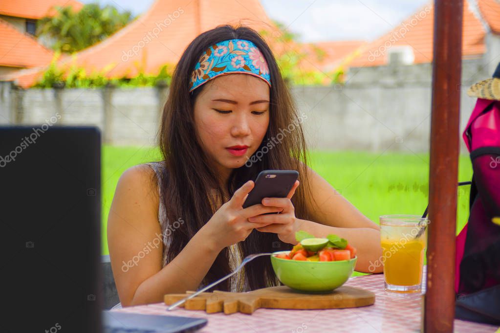 joven feliz y bastante digital nómada asiática chica china tomando foto de ensalada de frutas ...