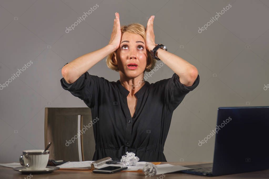 joven mujer de negocios desesperada y deprimida que trabaja abrumada en la oficina con ...