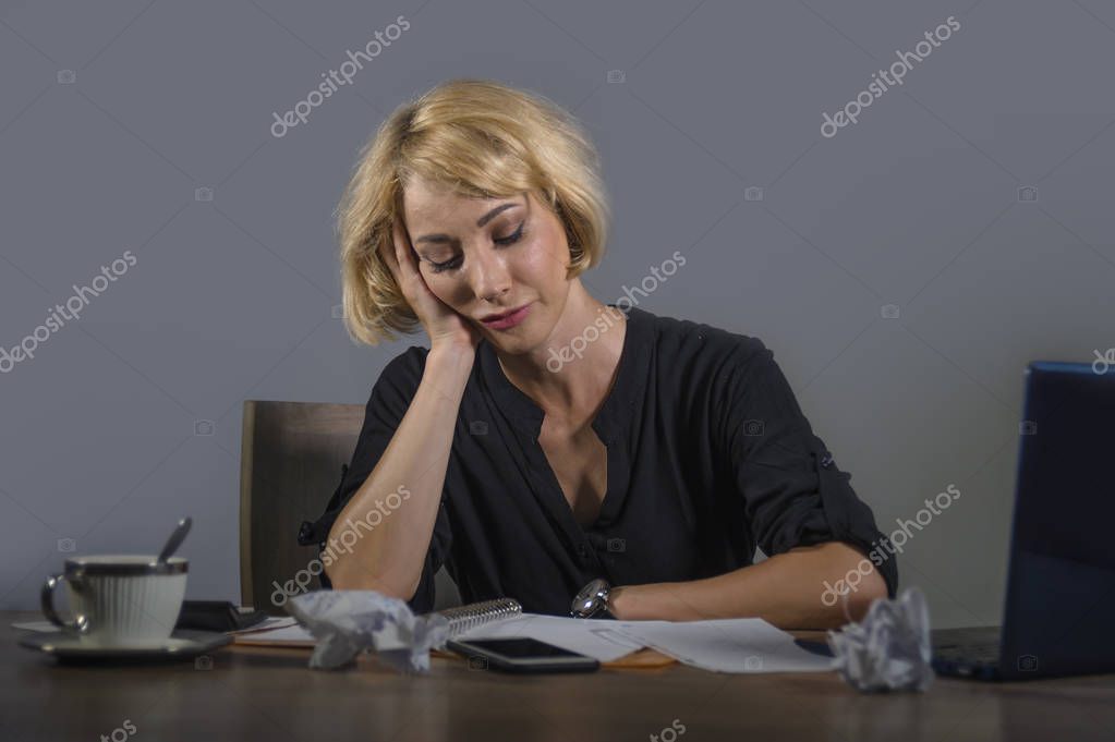 joven hermosa mujer rubia estresada y triste que trabaja con el ordenador portátil se siente ...