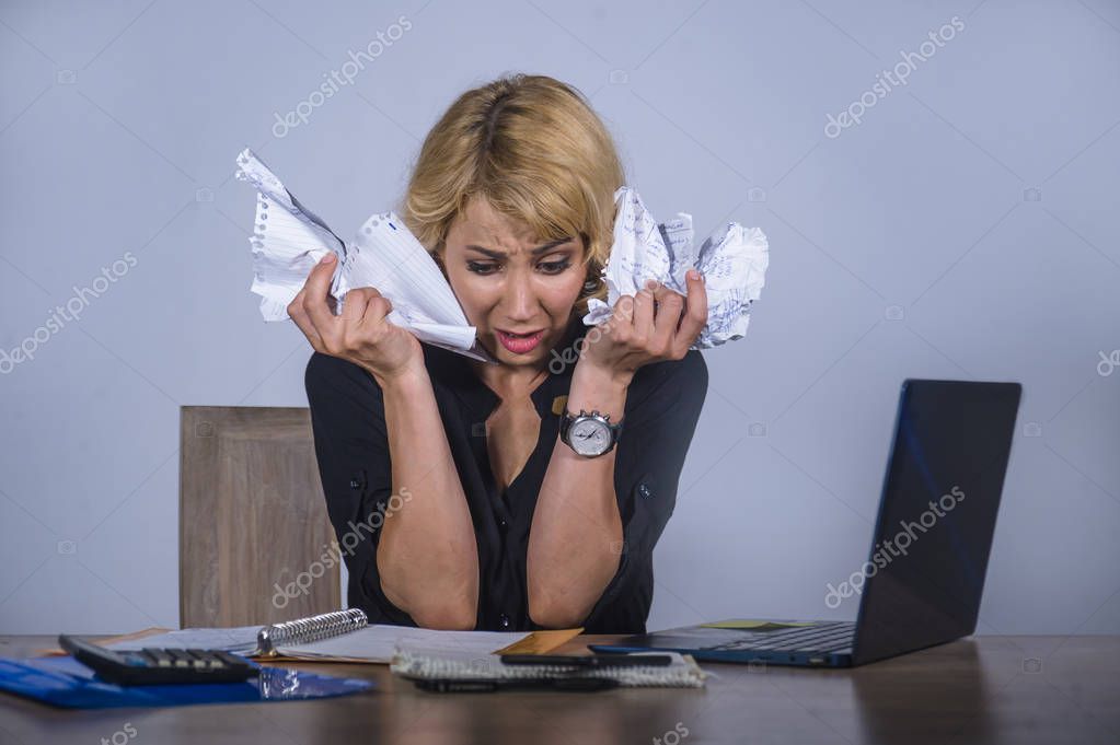 retrato aislado de joven mujer de negocios hermosa y estresada sosteniendo papeleo desesperado y ...