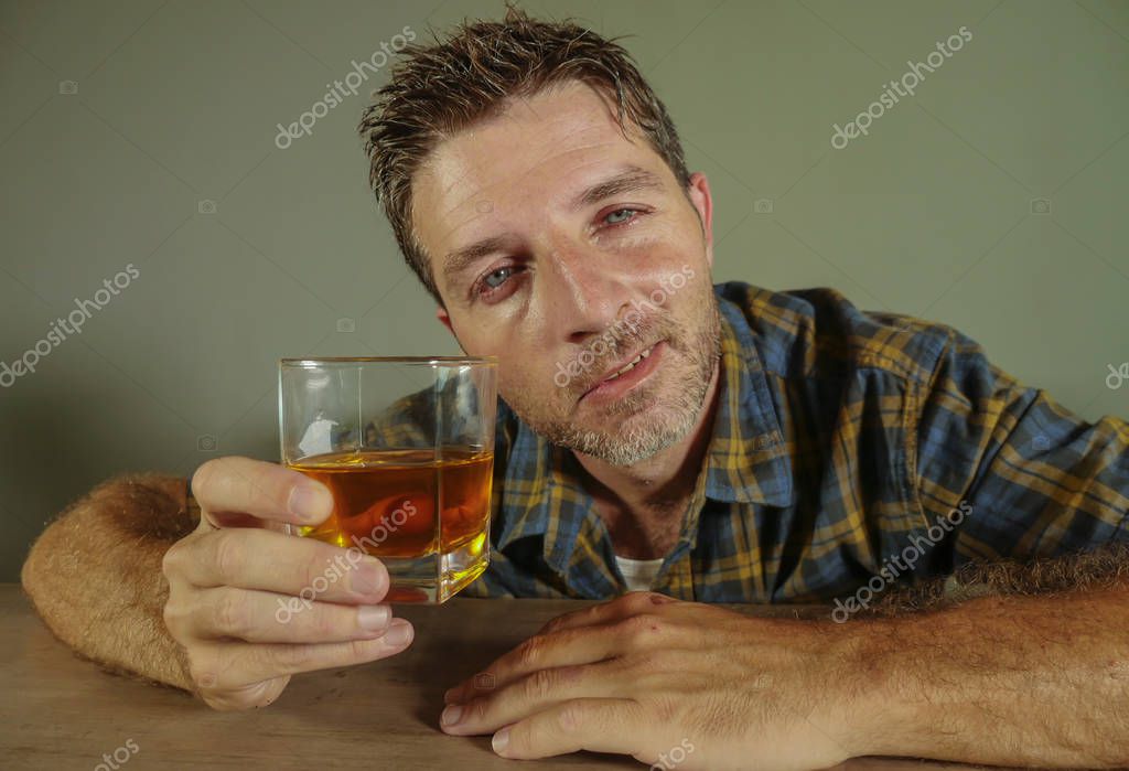joven borracho adicto y alcohólico hombre beber whisky vaso intoxicado ...