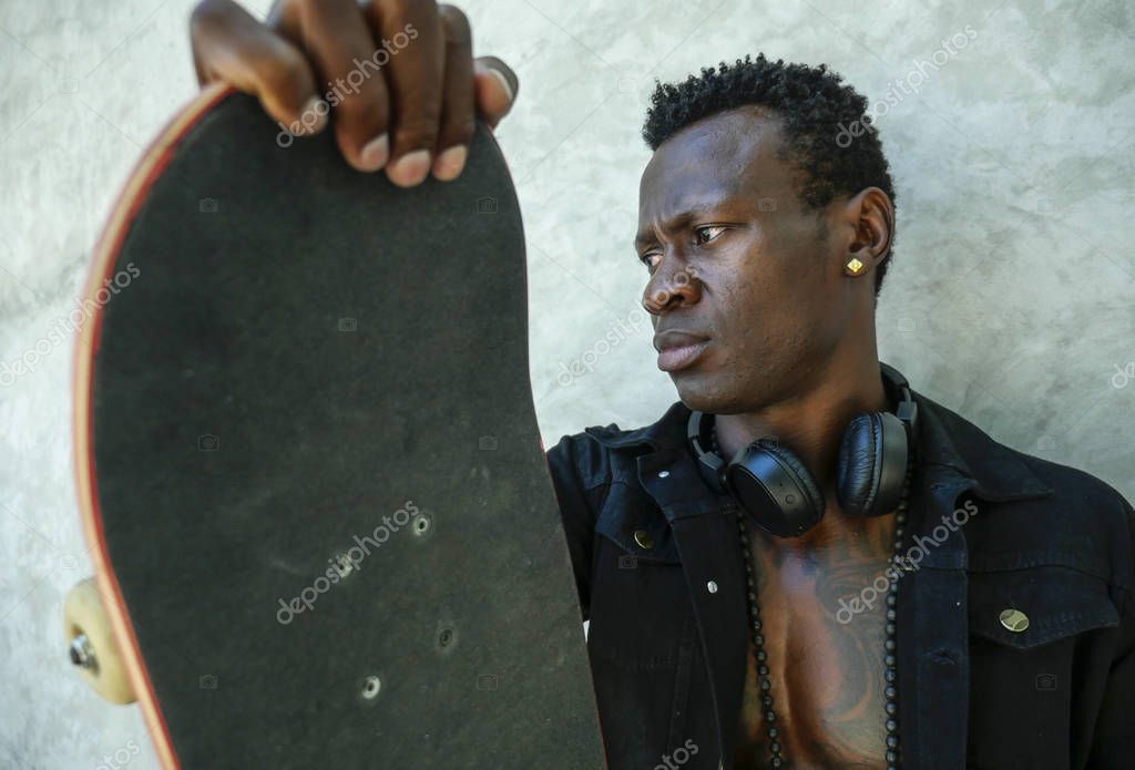 fresco retrato aislado de joven atractivo y seguro hipster negro afro ...