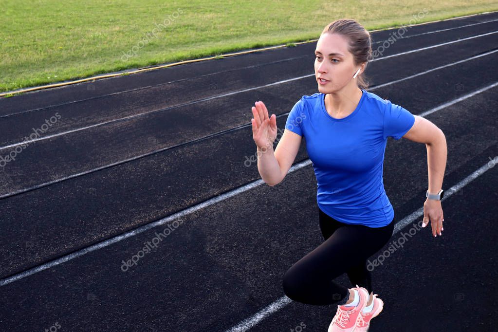 Corredor atleta corriendo en pista atlética entrenando su cardio en el ...