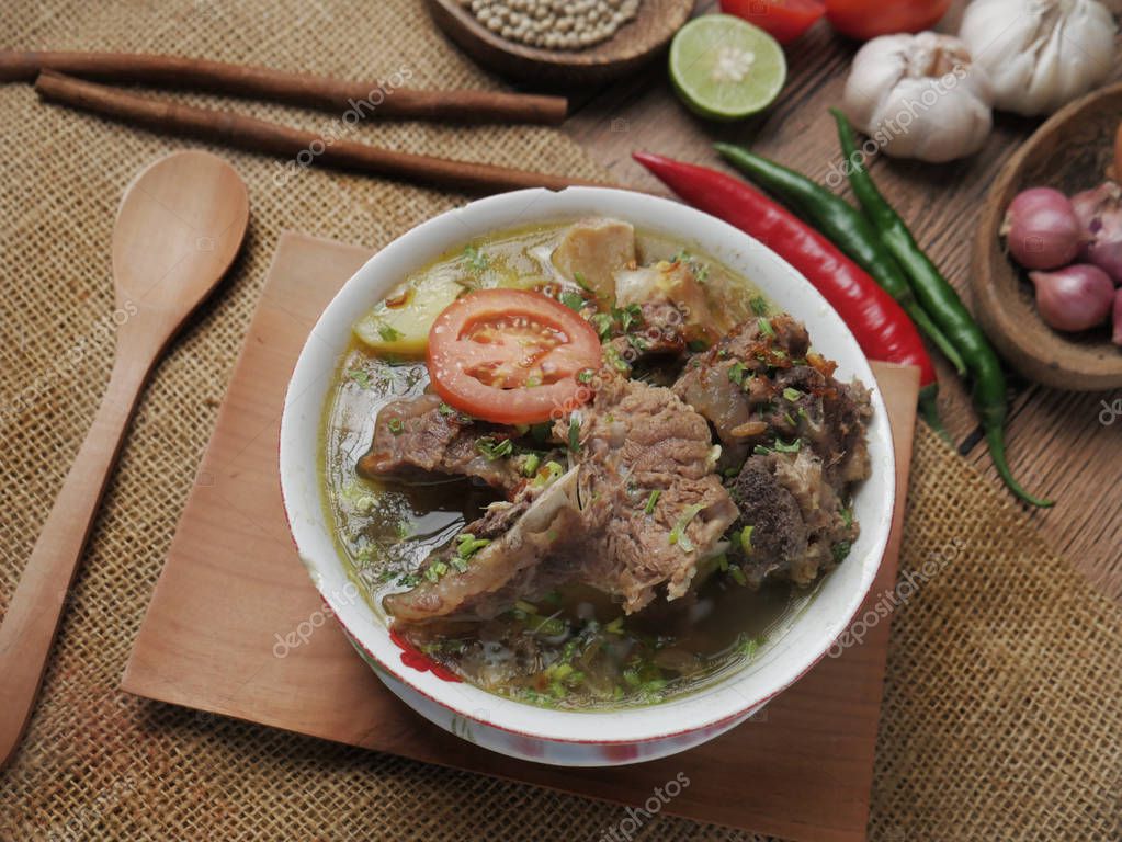 Sop Buntut o Sop Tulang Sapi, sopa de cola de buey indonesia 2023
