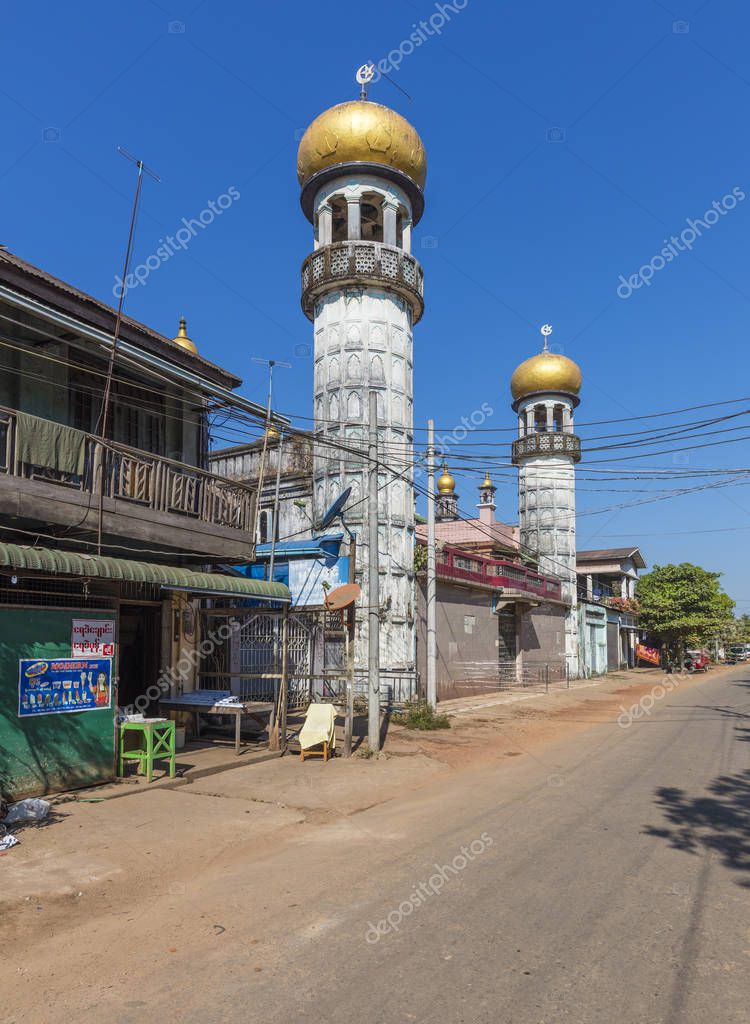BAGO, MYANMAR - DECEMBRE 25, 2017: Mezquita en el centro de Bago, antes ...