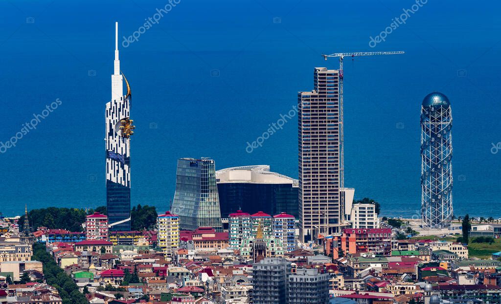 BATUMI, GEORGIA - 20 de julio de 2015: Vista real del edificio Radisson ...
