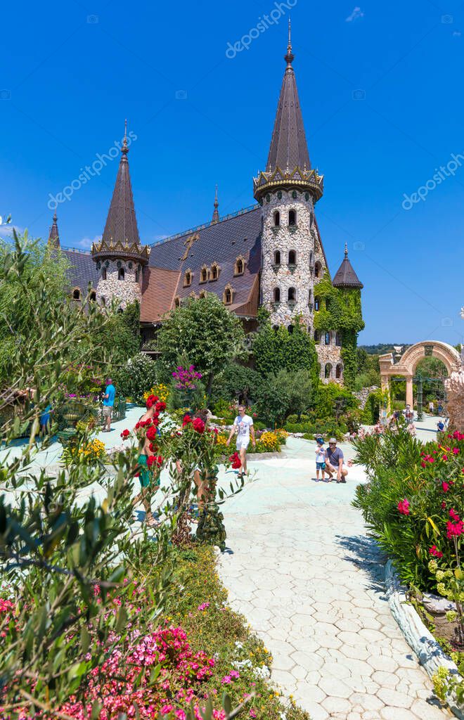 El castillo de Ravadinovo - una atracción espectacular situado a un par ...