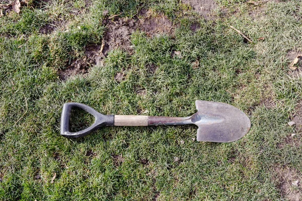 La pala en la tierra fotos de stock, imágenes de La pala en la tierra ...