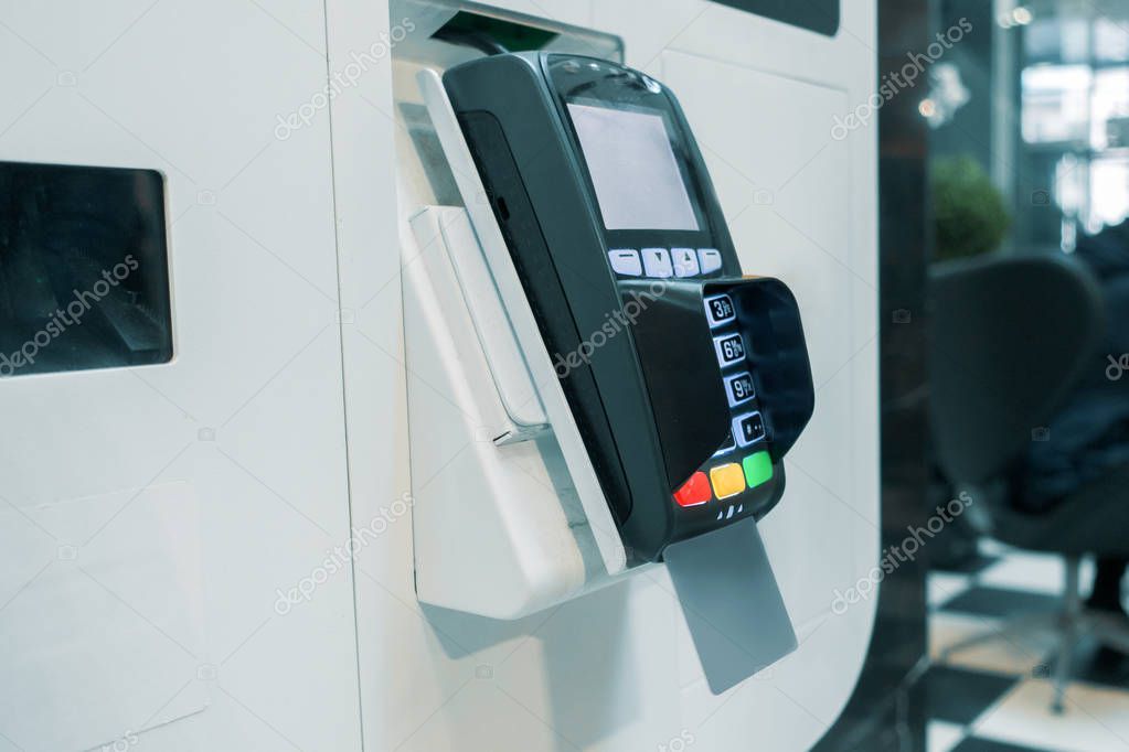 terminal de tarjetas bancarias en el centro comercial. tecnología de ...