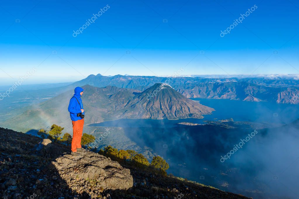 Senderista con vista panorámica del Lago Atitlán y volcán San Pedro y ...
