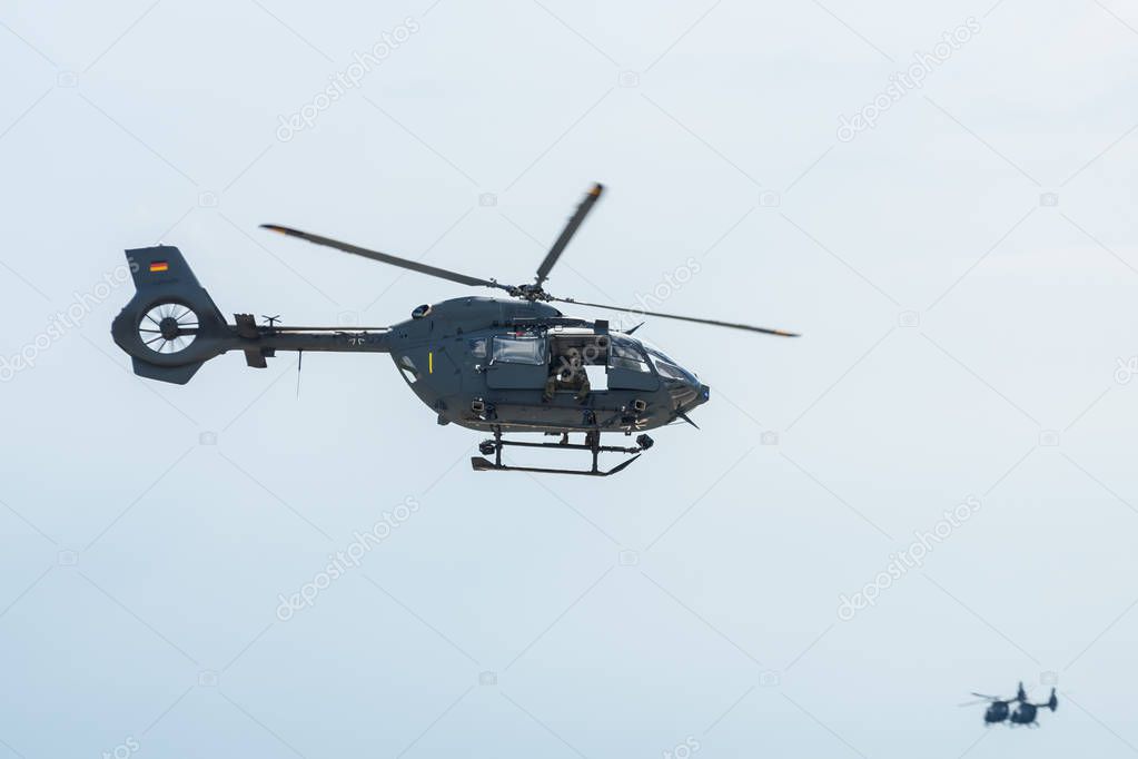 BERLÍN, ALEMANIA - 26 DE ABRIL DE 2018: Vuelo de demostración del helicóptero utilitario Airbus ...