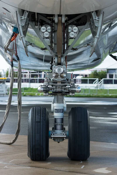 Boeing 737 landing gear Stock Photos, Royalty Free Boeing 737 landing ...