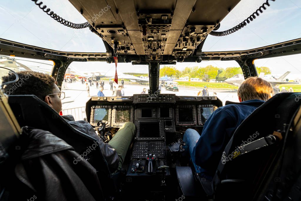 BERLÍN, ALEMANIA - 27 DE ABRIL DE 2018: Cockpit del avión de transporte militar V / STOL Bell ...