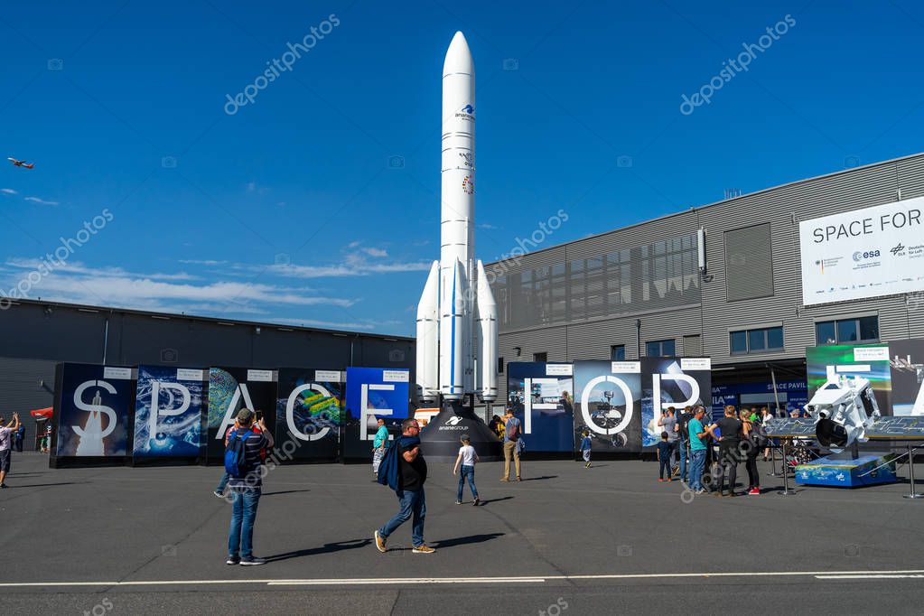 BERLÍN - 28 DE ABRIL DE 2018: Modelo del cohete espacial Ariane 6 de Arianespace frente al ...
