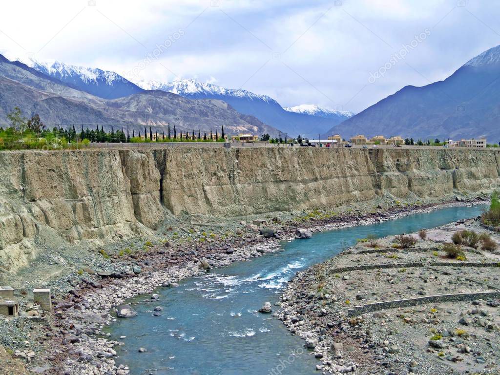 El río Gilgit es un afluente del río Indo, y fluye más allá de la ciudad de Gilgit. Se encuentra ...
